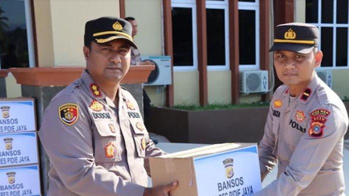 Kapolres Pijay Salurkan 100 Paket Sembako kepada Warga Gampong Binaan - Serambinews.com