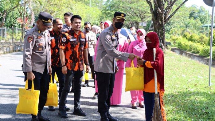 Polres Nagan Raya Salurkan 300 Paket Bansos untuk Warga Kurang Mampu - Serambinews.com