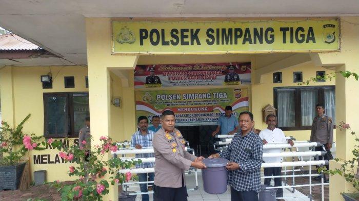 Polsek Simpang Tiga Serahkan Bantuan Instalasi Tanaman Hidroponik untuk ...