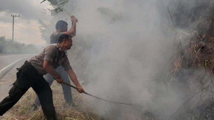 Sulitnya Menjangkau Titik Api yang Membakar Hutan di Danau Lut Tawar ...