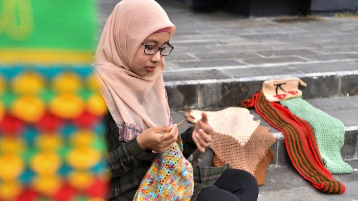 Meski Rajut Bukan Barang Baru, Karzel Tetap Punya Cara Mengkreasikannya Agar Tetap Menawan ...