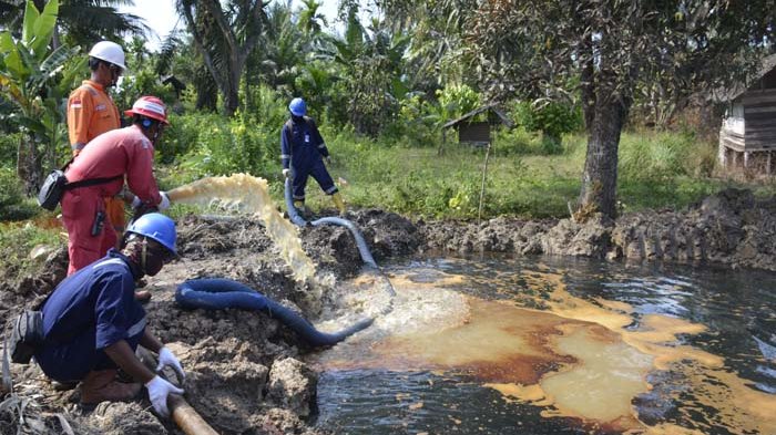 Semburan Minyak Masih 30 Meter - Serambinews.com