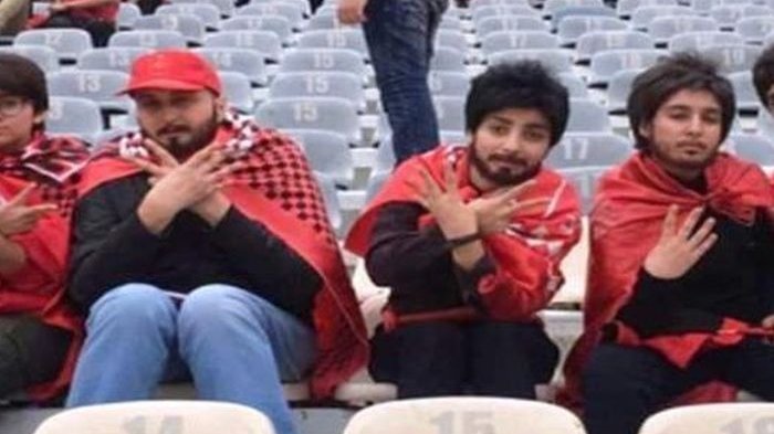 Agar Bisa Nonton Pertandingan Bola 5 Wanita Ini Nekad Menyamar Jadi