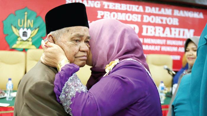 Mahmud Ibrahim, Raih Doktor di Usia 86 Tahun - Serambinews.com