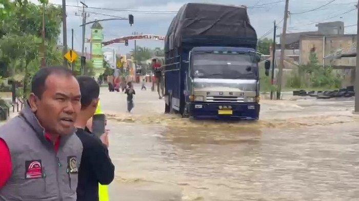 Pantau Banjir di Pidie, Ketua DPRK Minta BPBD Data Korban dan Dirikan Dapur Umum - Serambinews.com