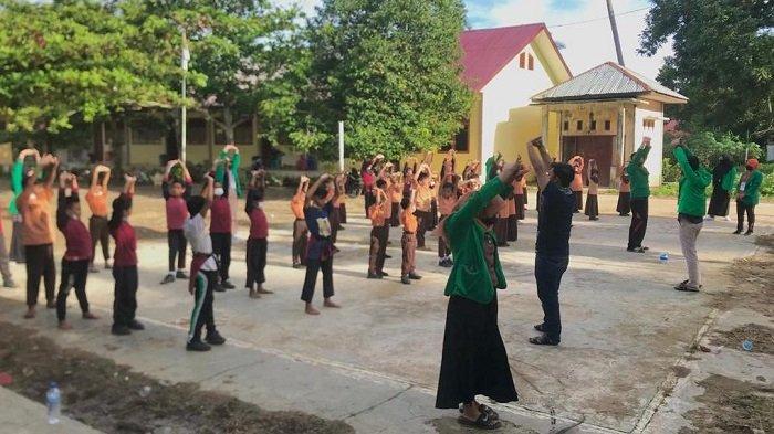 Mahasiswa KKN Unimal Ajari Murid Bersenam dan Bagi Masker - Serambinews.com