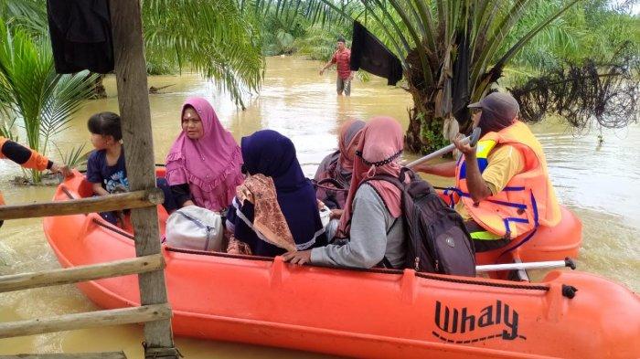 Enam Warga Terjebak Banjir di Kebun Sawit, BPBD Abdya Evakuasi Pakai Perahu Karet - Serambinews.com