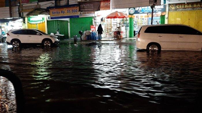 Drainase Buruk, Ruas Jalan di Pusat Perbelanjaan Sigli Berubah Jadi Alur Sungai - Serambinews.com
