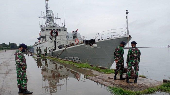 Kapal Perang KRI STS-376 Sandar di Pelabuhan Krueng Geukuh ...