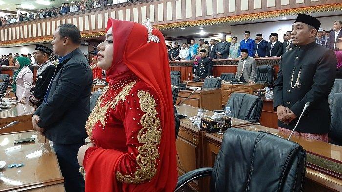 Anggota DPRA Terpilih Kenakan Pakaian Adat saat Pelantikan ...