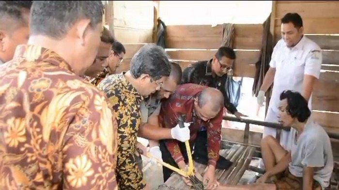 Dinkes dan RS Jiwa Aceh Lepas Pasung Dua ODGJ di Bireuen - Serambinews.com