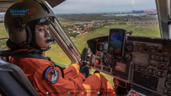 FOTO - Wanita Penerbang Helikopter Bell-412 dari Skadron-11/Serbu ...
