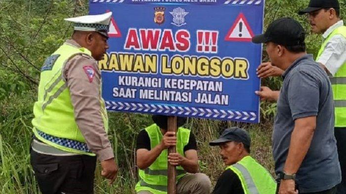Satlantas Polres Aceh Barat Pasang Spanduk di Lokasi Rawan Longsor di Jalan Meulaboh-Geumpang ...