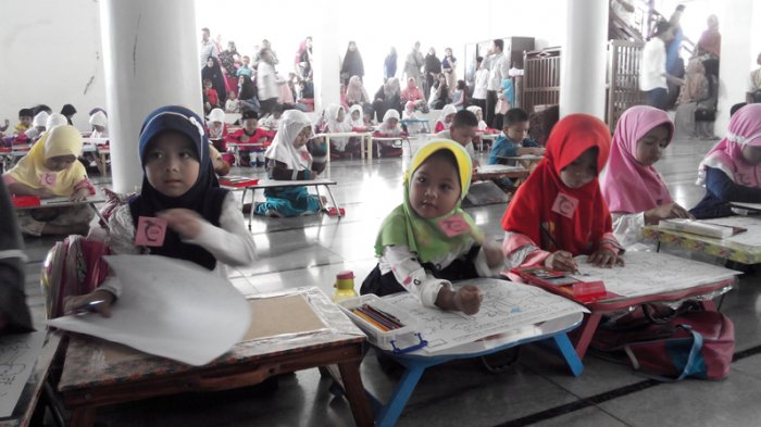Puluhan Murid TK Ikut Lomba Mewarnai di Masjid Agung Sigli - Serambinews.com