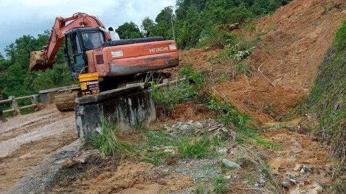 Tanah Longsor Akibatkan Lintas Meulaboh-Geumpang Lumpuh, Pengguna Jalan Tertahan dari Dua Arah ...