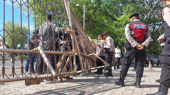 Ingin Temui Anggota DPRA dari Galus dan Agara, Mahasiswa Dobrak Gerbang ...