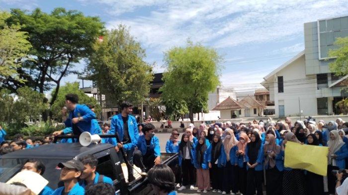 BREAKING NEWS - Ratusan Mahasiswa Fakultas Febi UIN Ar-Raniry Demo di ...