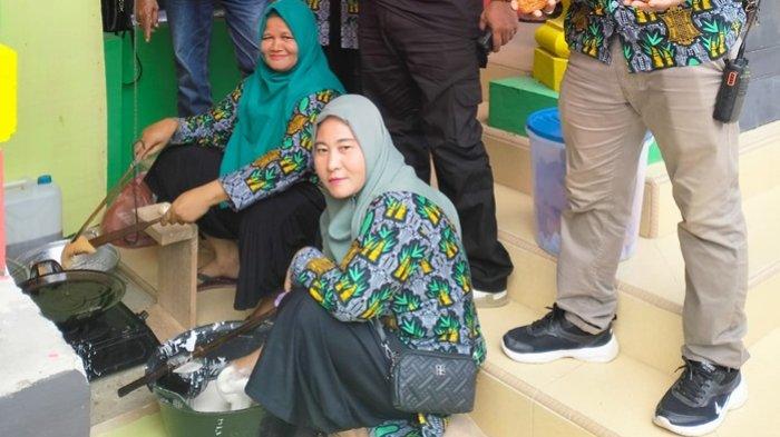 Ada Demo Masak Kue Karah Khas Adat di Anjungan PKA Nagan Raya dan Gratis ke Pengunjung ...