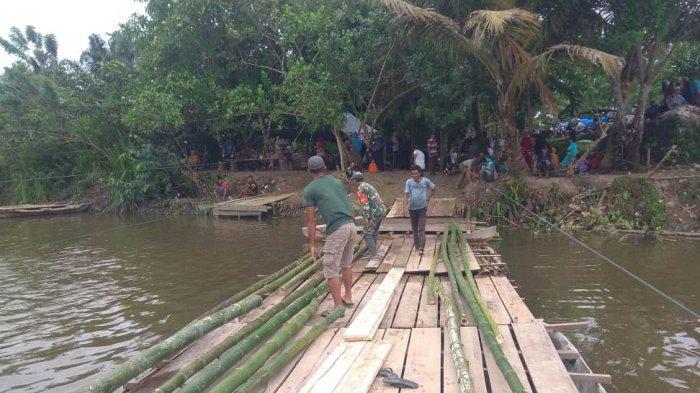 Usai Jembatan Lalla Simeulue Ambruk, Warga Buat Rakit Bersambung Secara Swasembada - Serambinews.com