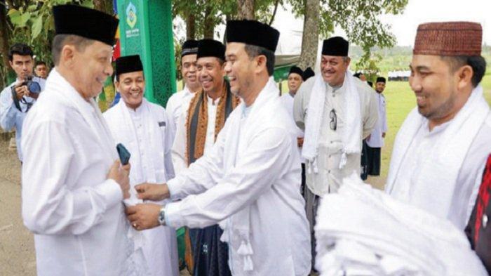 Pj Gubernur dan Pejabat Kompak Pakai Sarung Bersama Kalangan Dayah ...