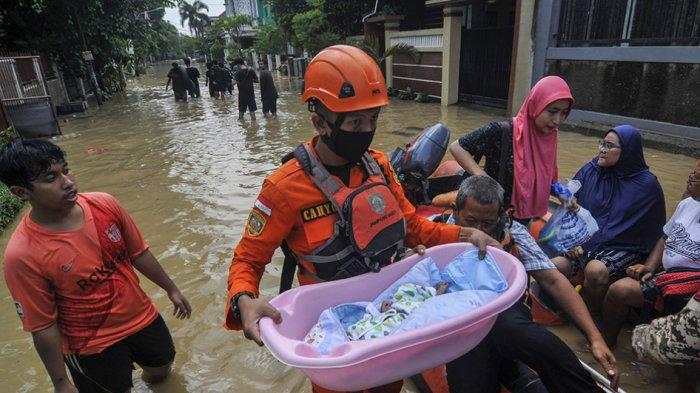 FOTO - Banjir Rendam Ratusan Rumah di Villa Jatirasa Bekasi - Serambinews.com