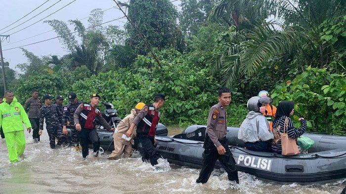 Sejumlah Kawasan di Simeulue Terendam Banjir, Petugas Evakuasi Warga - Serambinews.com