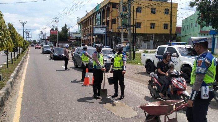 Lubang Bertabur di Jalan Nasional Kawasan Bireuen Bahayakan Pengendara, Satlantas Lakukan ...