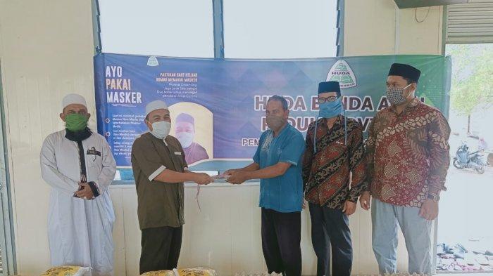 HUDA Banda Aceh Bagi Sembako dan Masker Untuk Masyarakat - Serambinews.com
