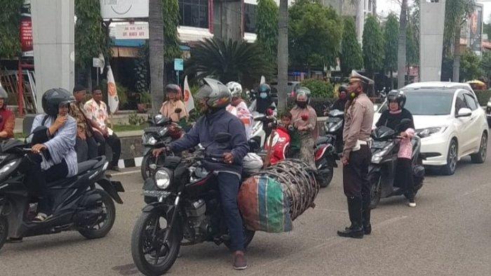 Tak Pakai Helm hingga Putar Arah, Puluhan Pengendara Terjaring Razia di Bireuen - Serambinews.com