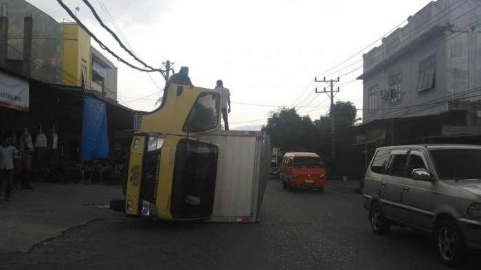 Ban Masuk Selokan, Mobil Box Terbalik - Serambinews.com