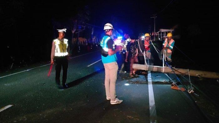 Tiang Listrik Tumbang Diseruduk Mobil Rush Camat Woyla Barat ...