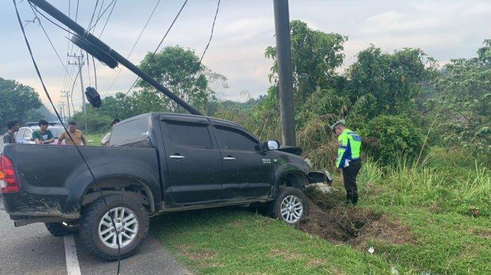 Mobil Tabrak Tiang Listrik, 7 Kecamatan Padam Listrik di Aceh Jaya - Serambinews.com