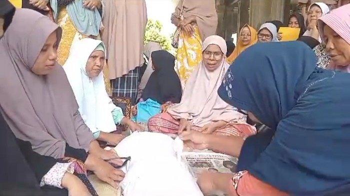 Kaum Ibu di Cot Tufah Belajar Fardhu Kifayah - Serambinews.com