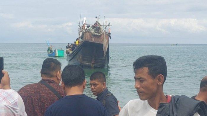 Nelayan Tarik Balik Boat Imigran Rohingya ke Laut Saat Hendak Mendarat di Jangka Bireuen ...