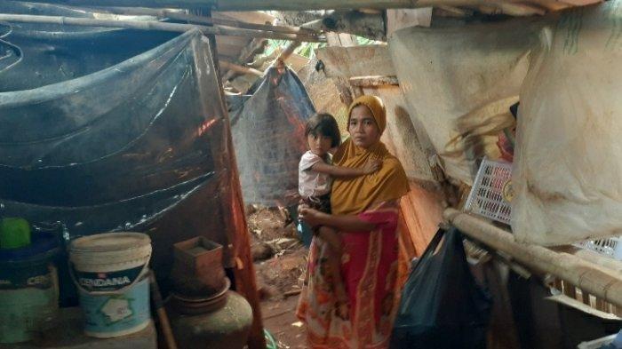 Kisah Pilu Janda 3 Anak Tinggal di Gubuk Reyot Samping Makam Suami, Ada ... Kisah Pilu Janda 3 Anak Tinggal di Gubuk Reyot Samping Makam Suami, Ada ...