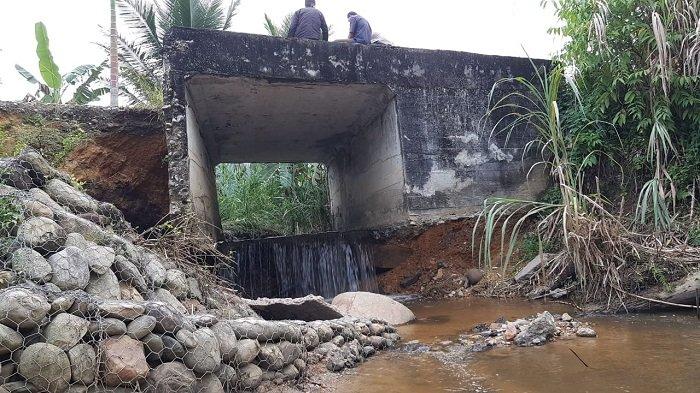 Oprit Box Culvert di Jalan Lokop-Pinding Amblas, Jalan Terancam Putus ...