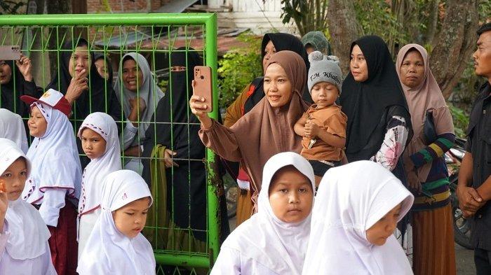 Orang Tua di Aceh Besar Antusias Antar Anak Pada Hari Pertama Sekolah - Serambinews.com