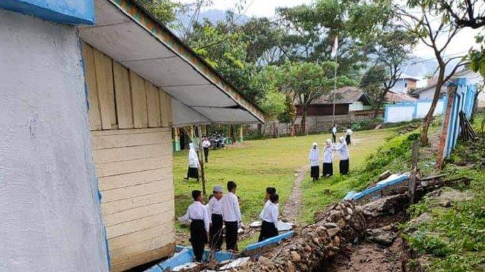 Baru Rampung Akhir Tahun 2020, Pagar Beton SDN 1 Rikit Gaib Ambruk ...