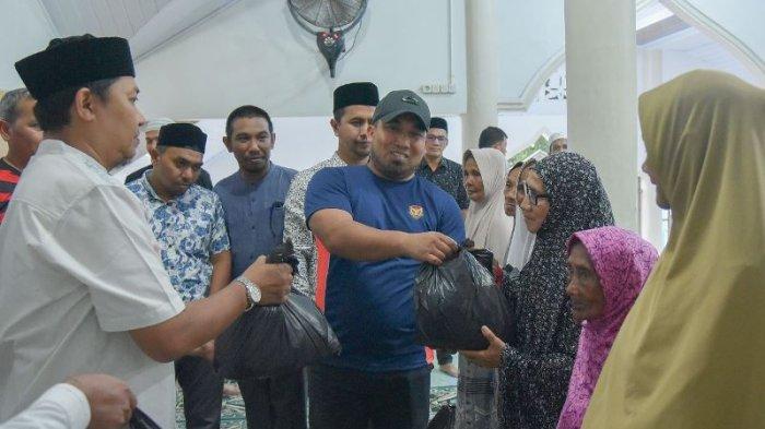Pj Bupati Aceh Besar Salurkan 50 Paket Ramadhan kepada KK Duafa di Cot ... Pj Bupati Aceh Besar Salurkan 50 Paket Ramadhan kepada KK Duafa di Cot ...