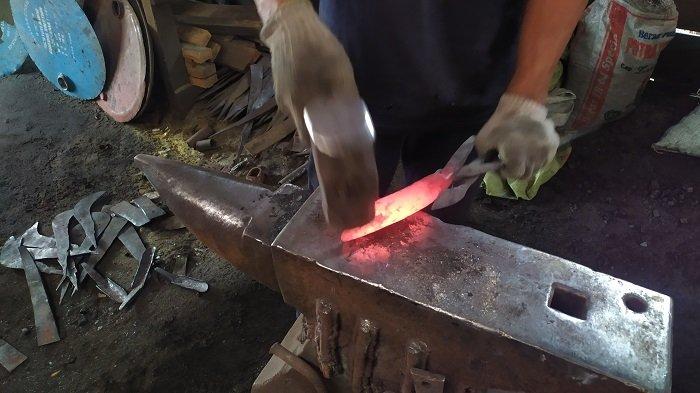 Pandai Besi Tradisional Tetap Eksis di Era Modern - Serambinews.com