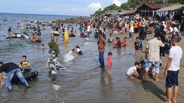Pantai Ujong Blang Lhokseumawe Ramai Dikunjungi Wisatawan - Serambinews.com