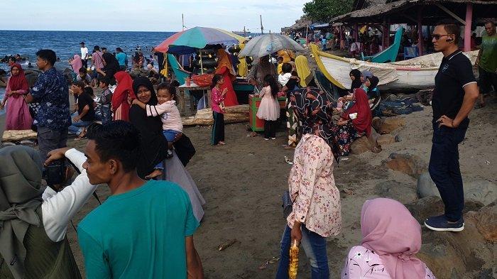 Pantai Ujong Blang Lhokseumawe Dipadati Pengunjung - Serambinews.com