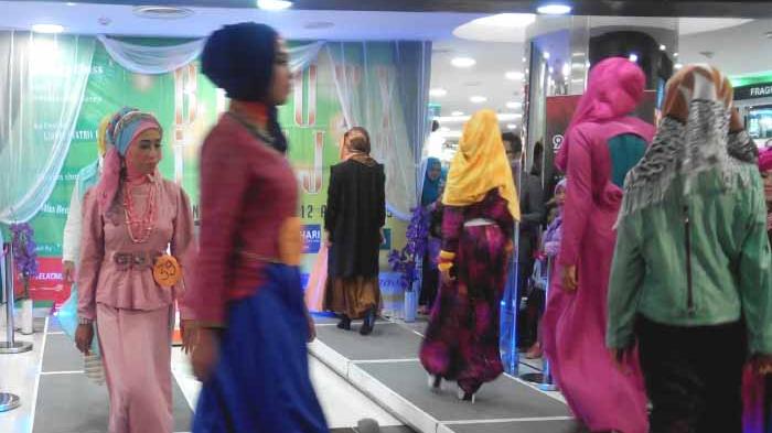 Melirik Tren Hijab di Panggung Catwalk - Serambinews.com
