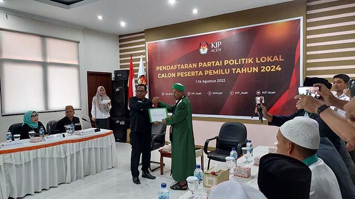 Diiringi Shalawat Badar, Tu Bulqaini Mendaftarkan Partai Adil Sejahtera ...