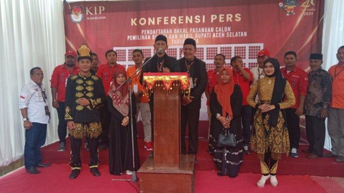 Diantar Iringan - Iringan Mobil, Pasangan AMAL Mendaftar ke KIP Aceh ...