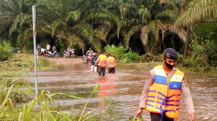 Personel Brimob Jajaran Polda Aceh Bantu Warga Terdampak Banjir di Aceh Selatan - Serambinews.com