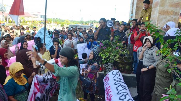 Ratusan Pedagang Subulussalam Berdemo - Serambinews.com