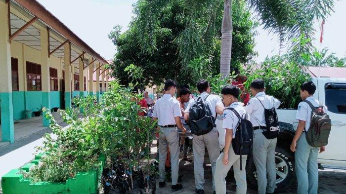 Ajarkan Siswa Mengenal Manfaat Menanam, BKPH Singkil Bagikan Bibit ke ...