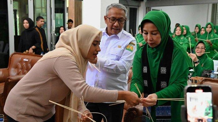 Ibu-ibu Anggota Persit KCK Kodam IM Ikut Pelatihan Menganyam Rotan di Gedung Dekranasda Aceh ...