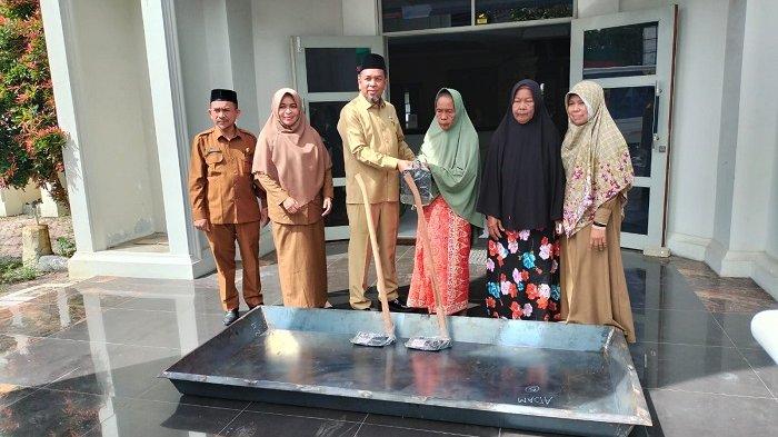 Pemkab Pidie Targetkan Kemiskinan Ekstrem Jadi Nol di 2024, Bekali Petani Garam di Batee ...